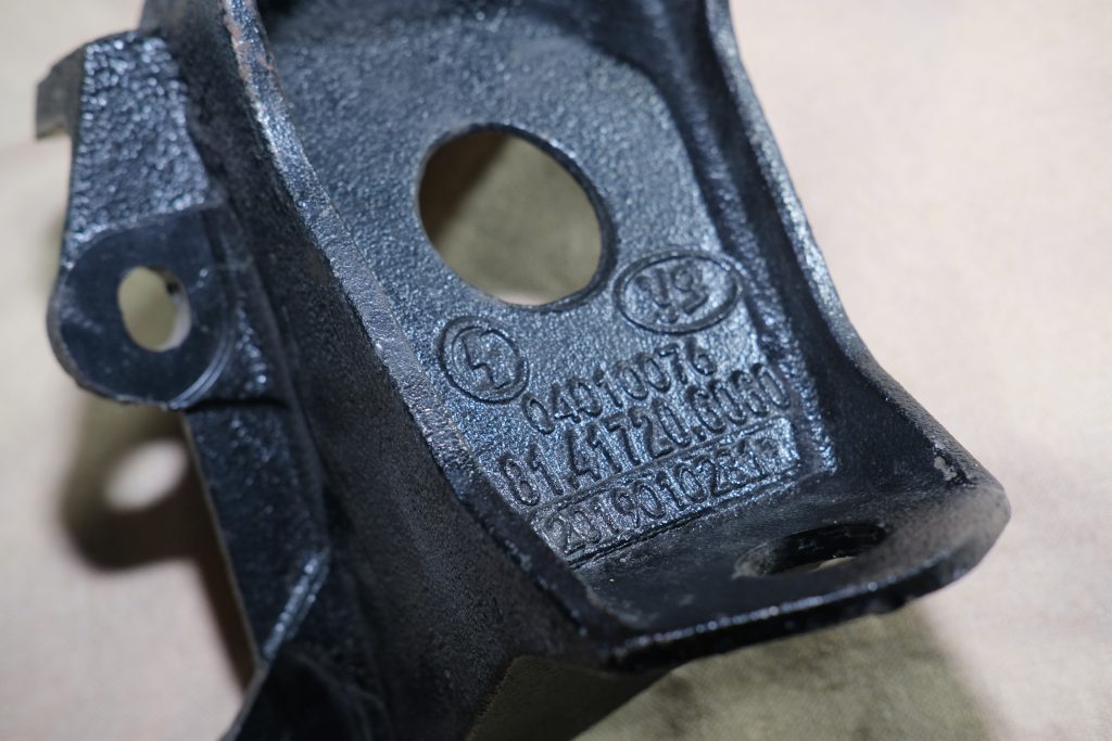 81.41720.6060 Right bracket assembly