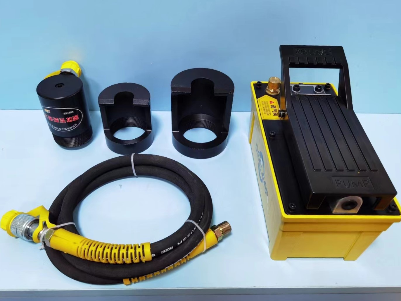 Pneumatic hydraulic ball joint remover